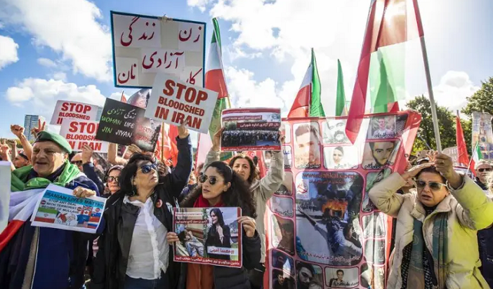 Активисти повикаа на тридневен економски протест во Иран